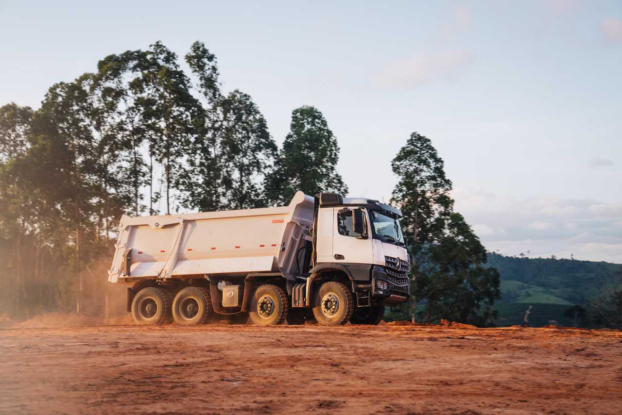 Mercedes-Benz Arocs 8x4 é até 35% mais rentável que Actros - Estradão