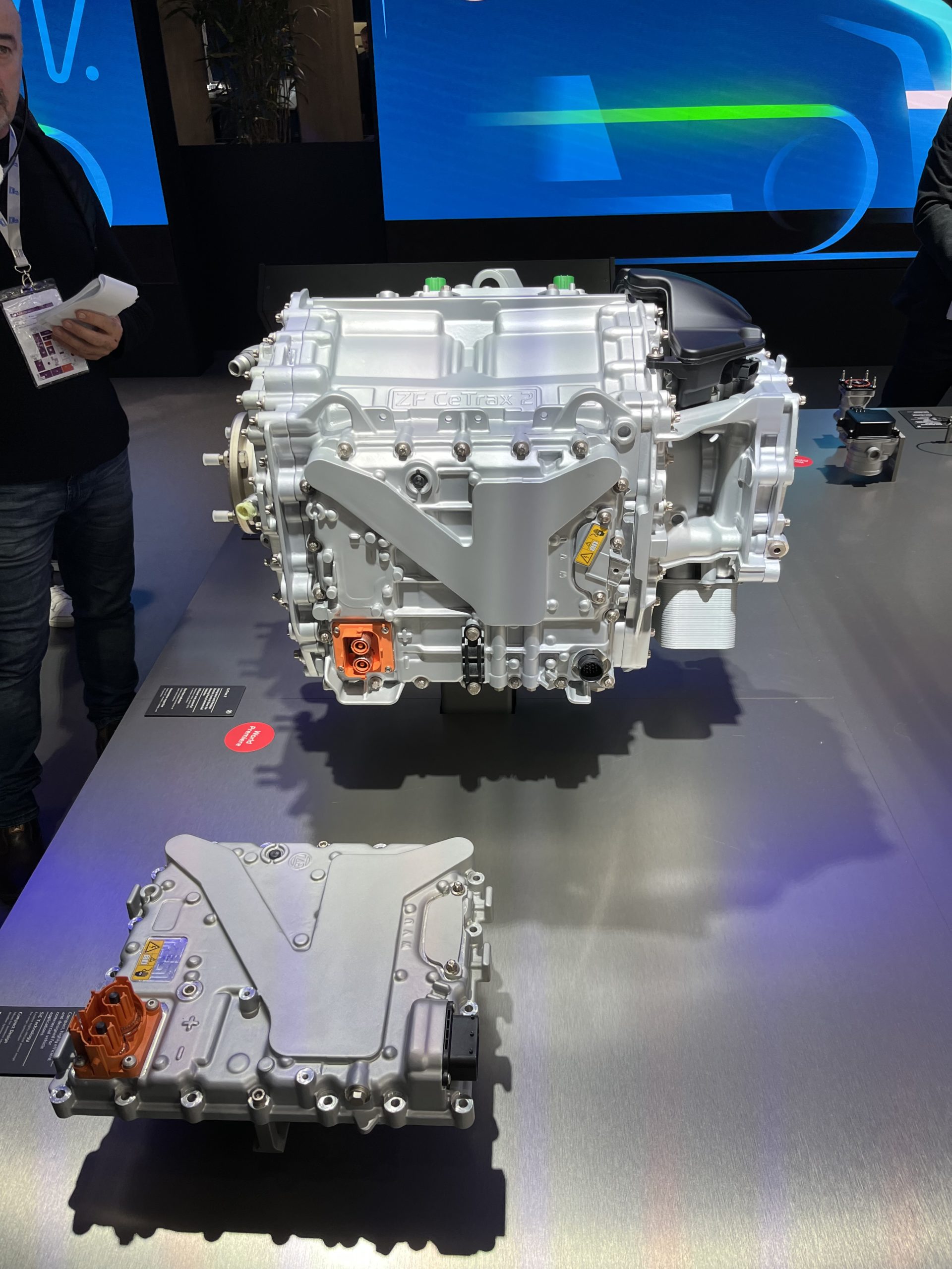 ZF leva ao IAA sistemas elétricos que reduzem consumo de diesel e virão ...