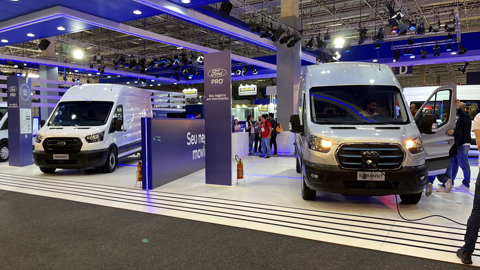 Ford leva Transit com versões automática, chassi e elétrica à Fenatran ...