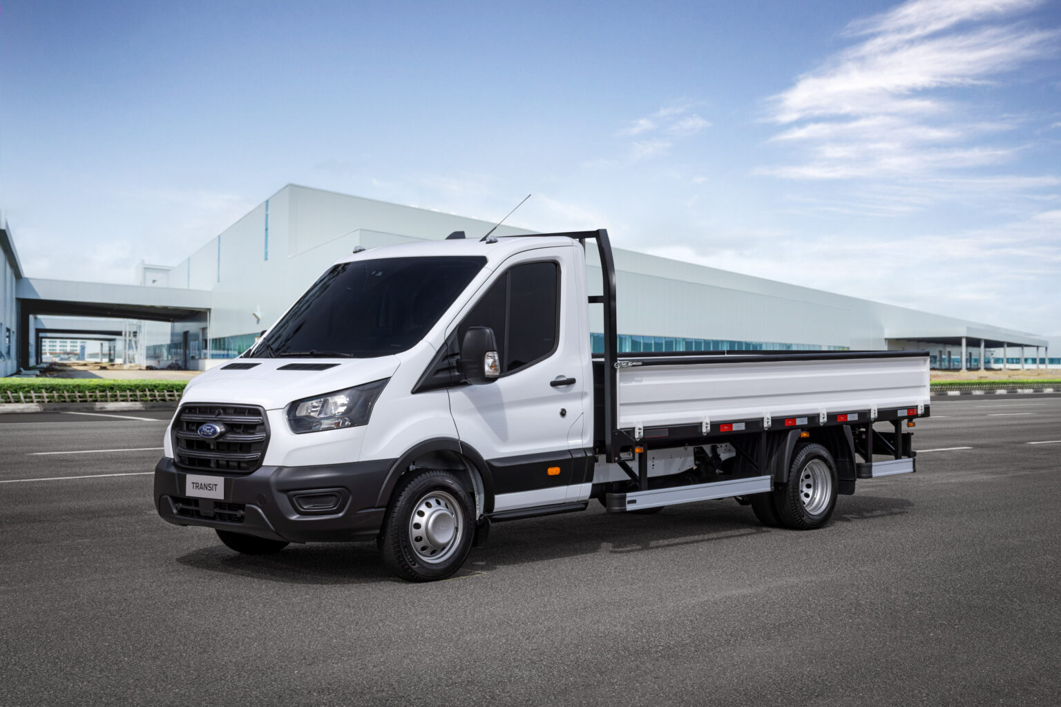 Ford Transit chassi-cabine chega para completar a linha de comerciais ...