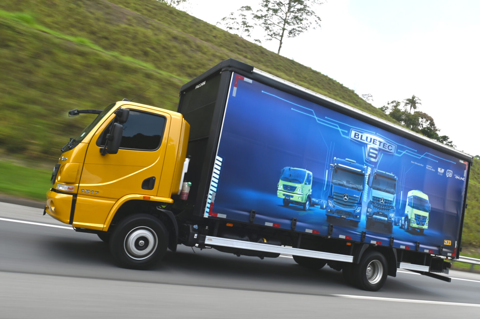 Mercedes-Benz Accelo 1017 faz 6 km/l com 8,2 t de carga; preço