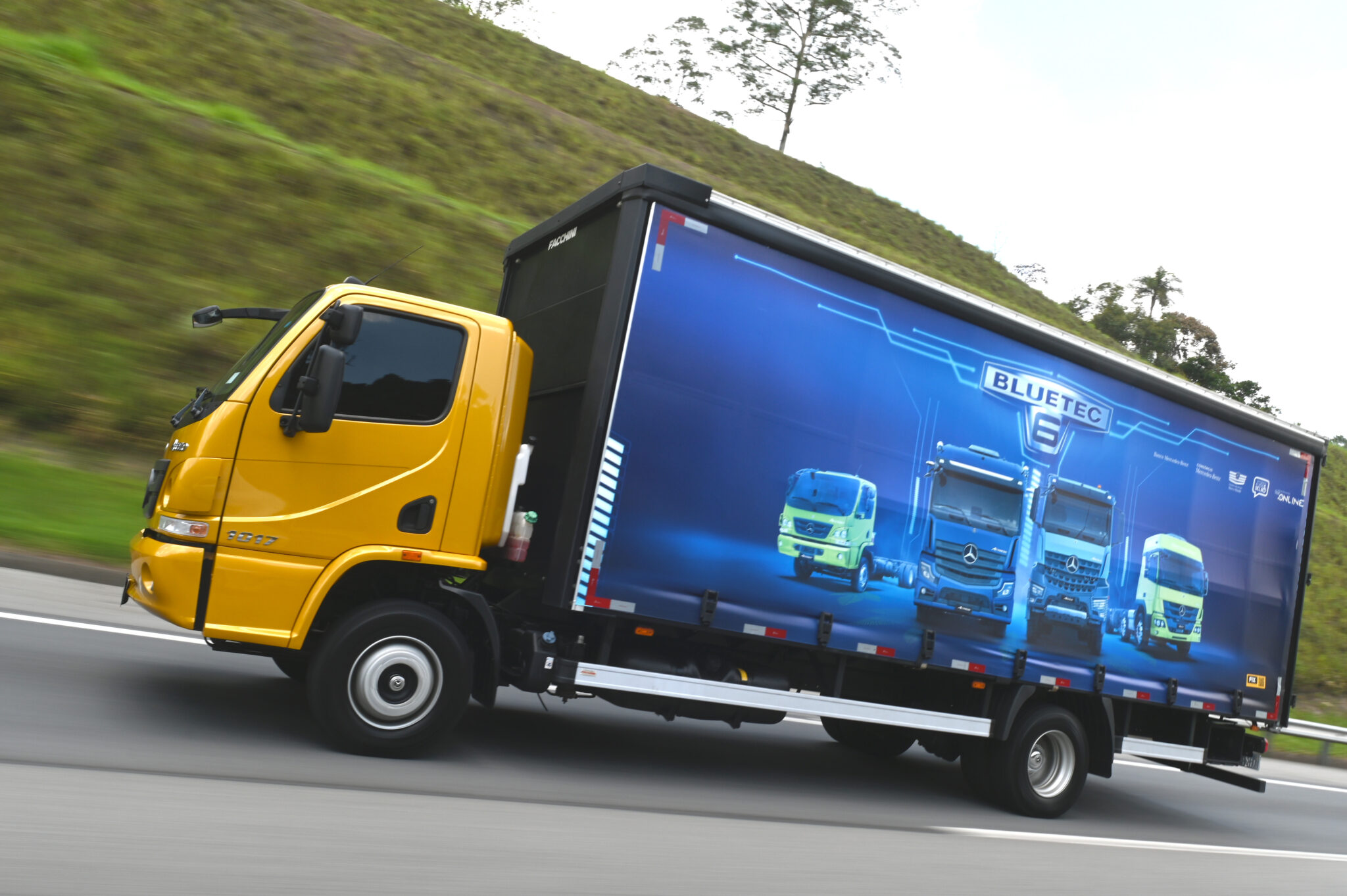 Mercedes-Benz Accelo 1017 faz 6 km/l com 8,2 t de carga; preço