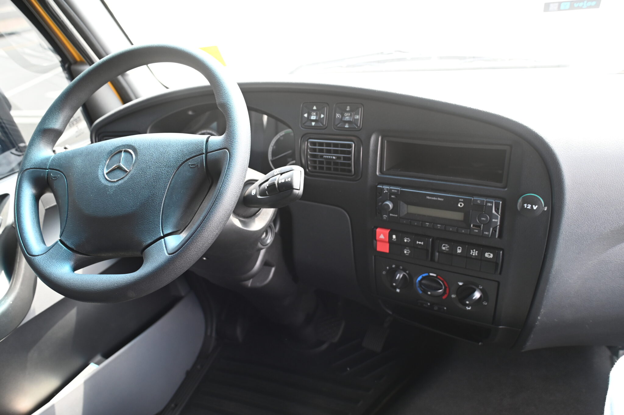 Mercedes-Benz Accelo 1017 faz 6 km/l com 8,2 t de carga; preço