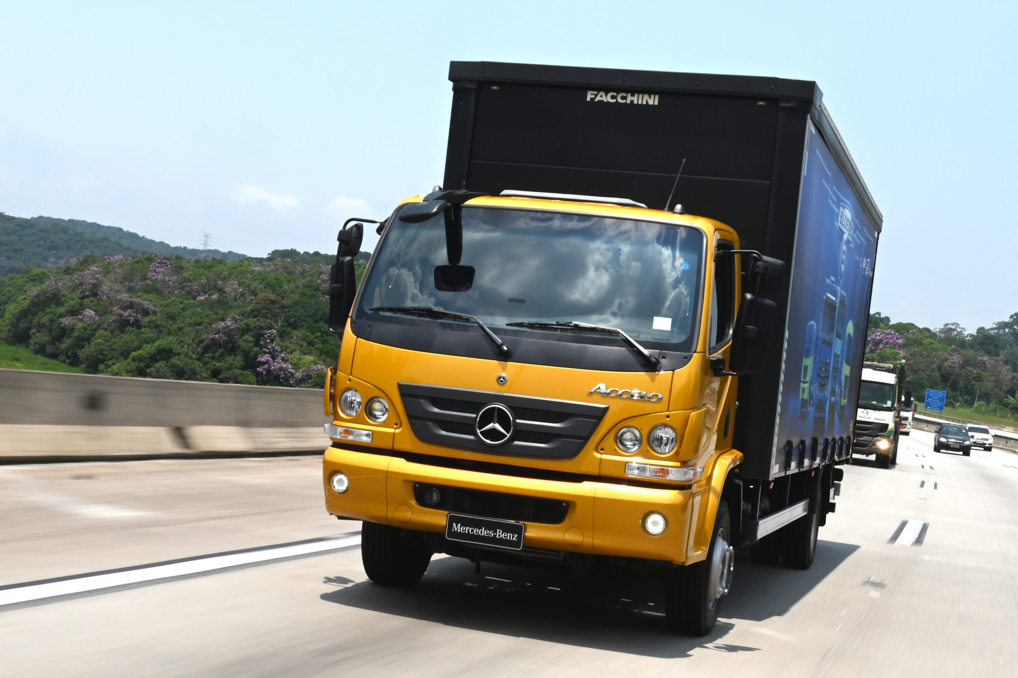 Mercedes-Benz Accelo 1017 faz 6 km/l com 8,2 t de carga; preço