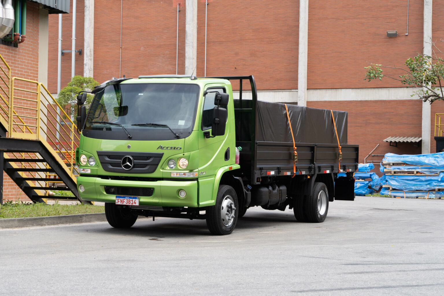 Caminhões leves: VW Delivery e Mercedes-Benz Accelo lideram