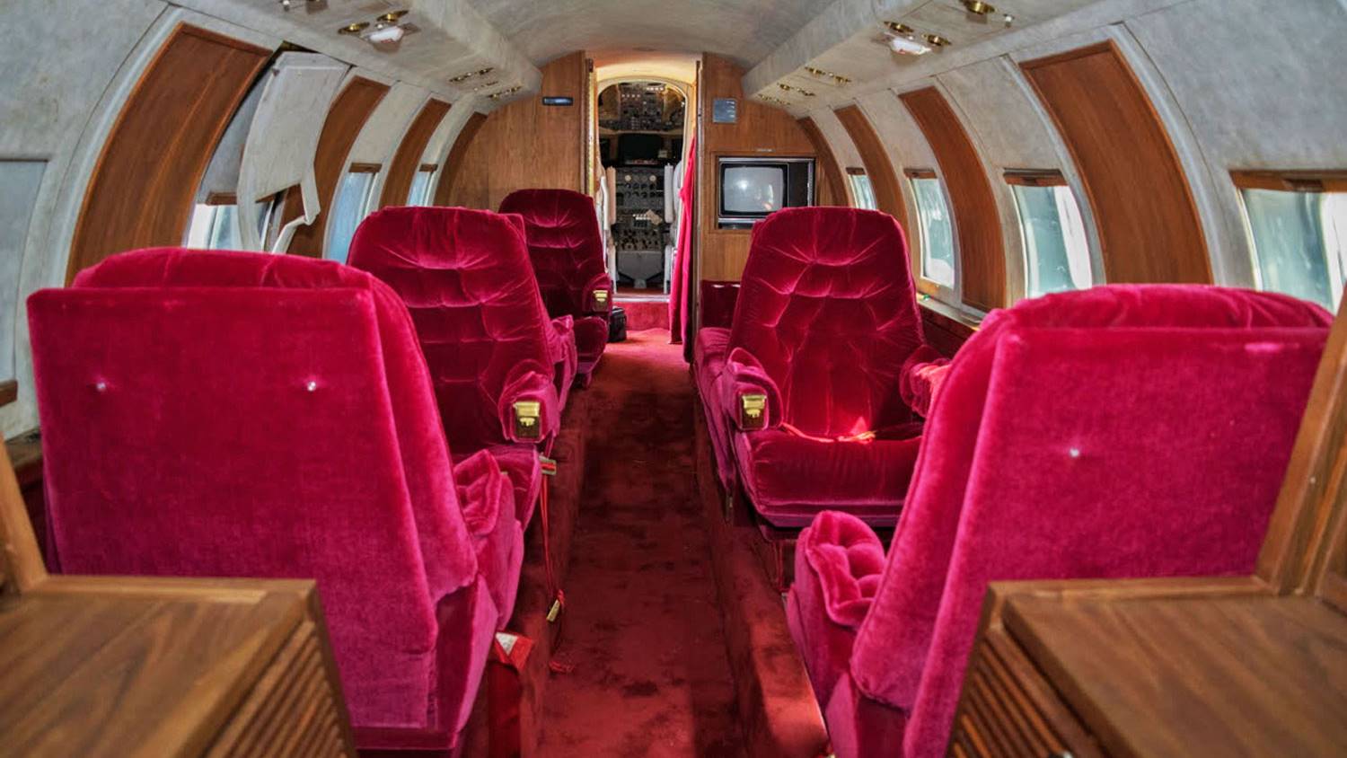 Avião que foi de Elvis Presley vira motorhome - Estradão