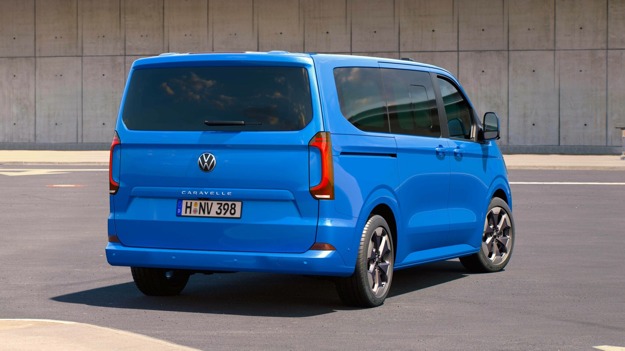 Novas vans Transporter e Caravelle da VW são baseadas na Ford Transit ...