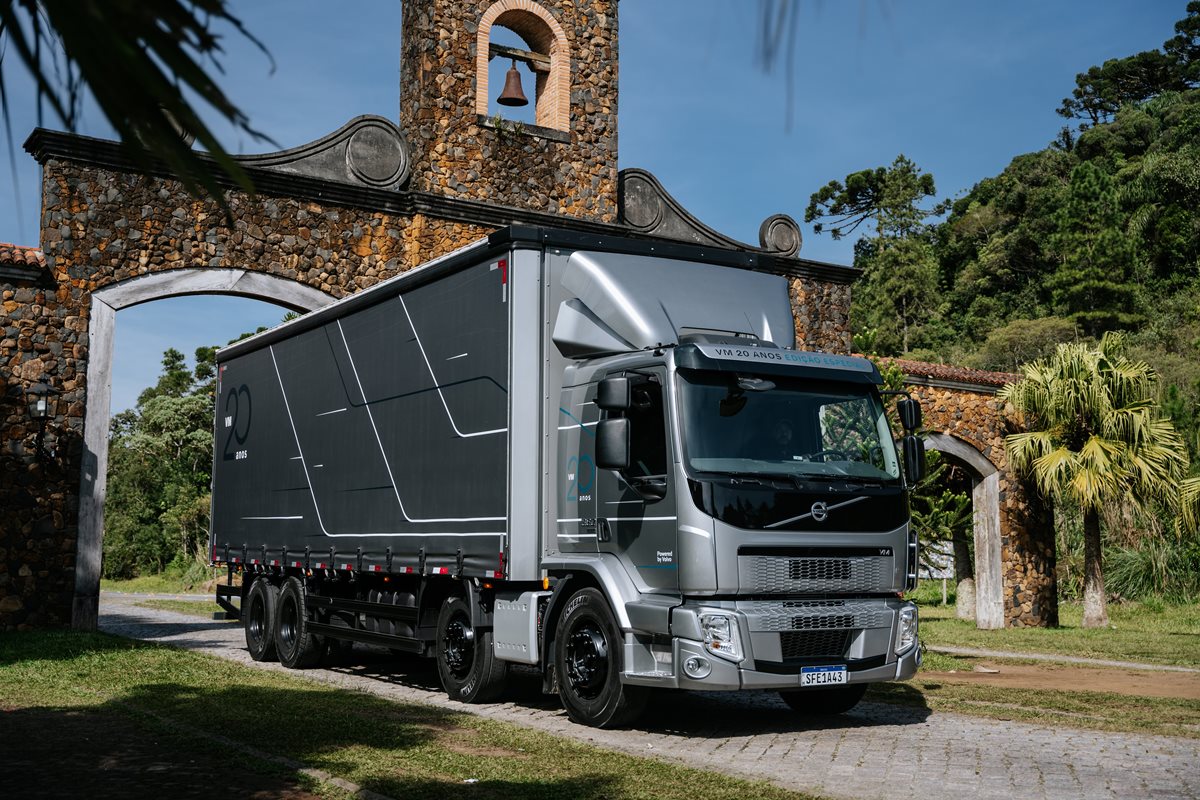 Caminhão Volvo VM 8x2 ganha trem de força da linha FH - Estradão