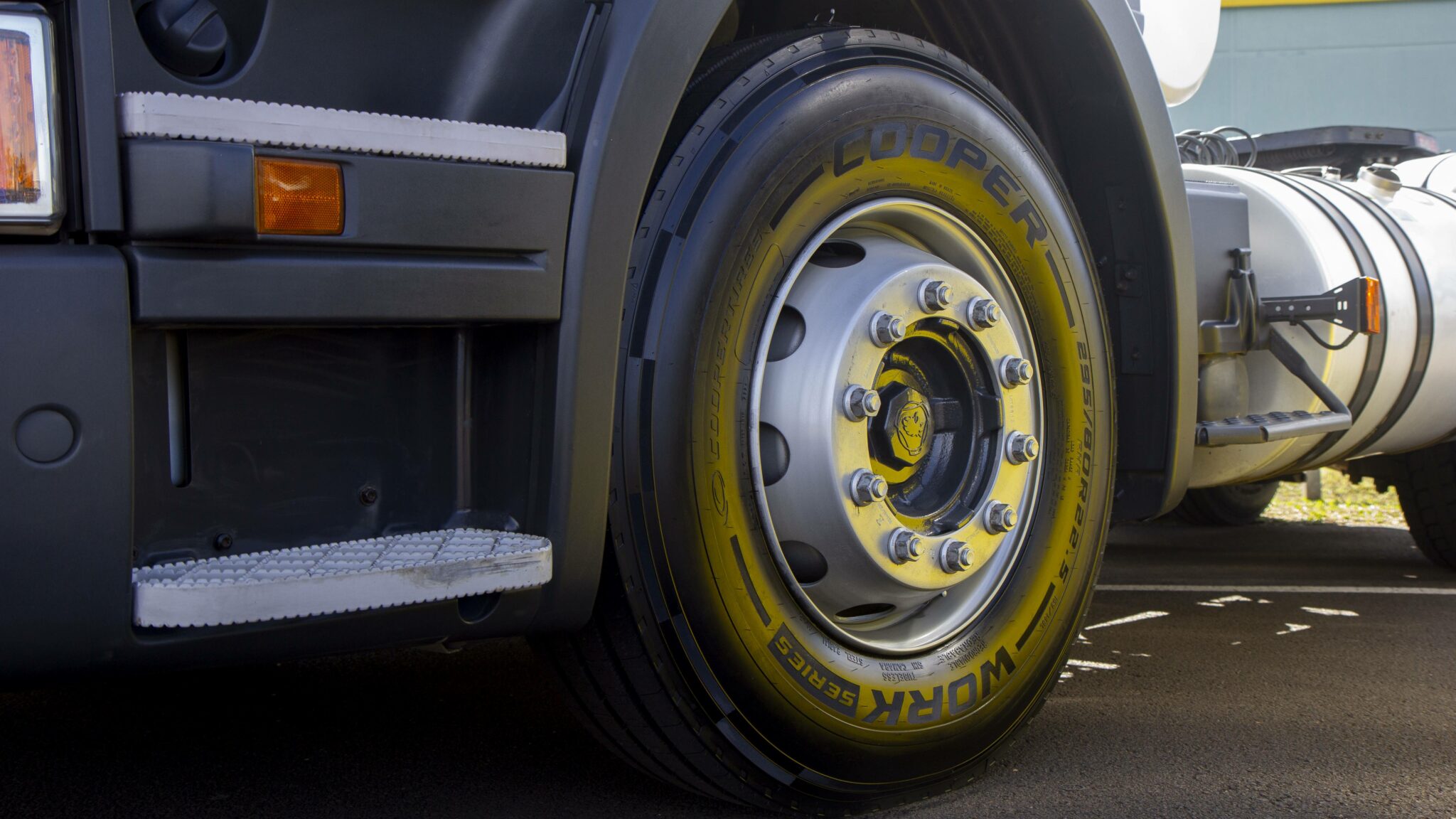 Goodyear lança nova linha de pneus Cooper para caminhões e ônibus ...