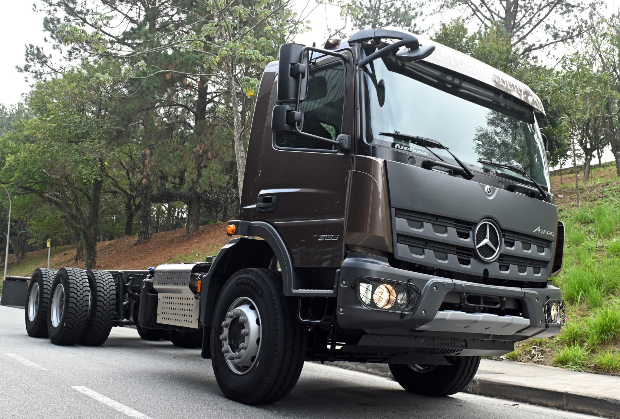 Mercedes-Benz lança novos modelos Atego para operações on-road e fora ...