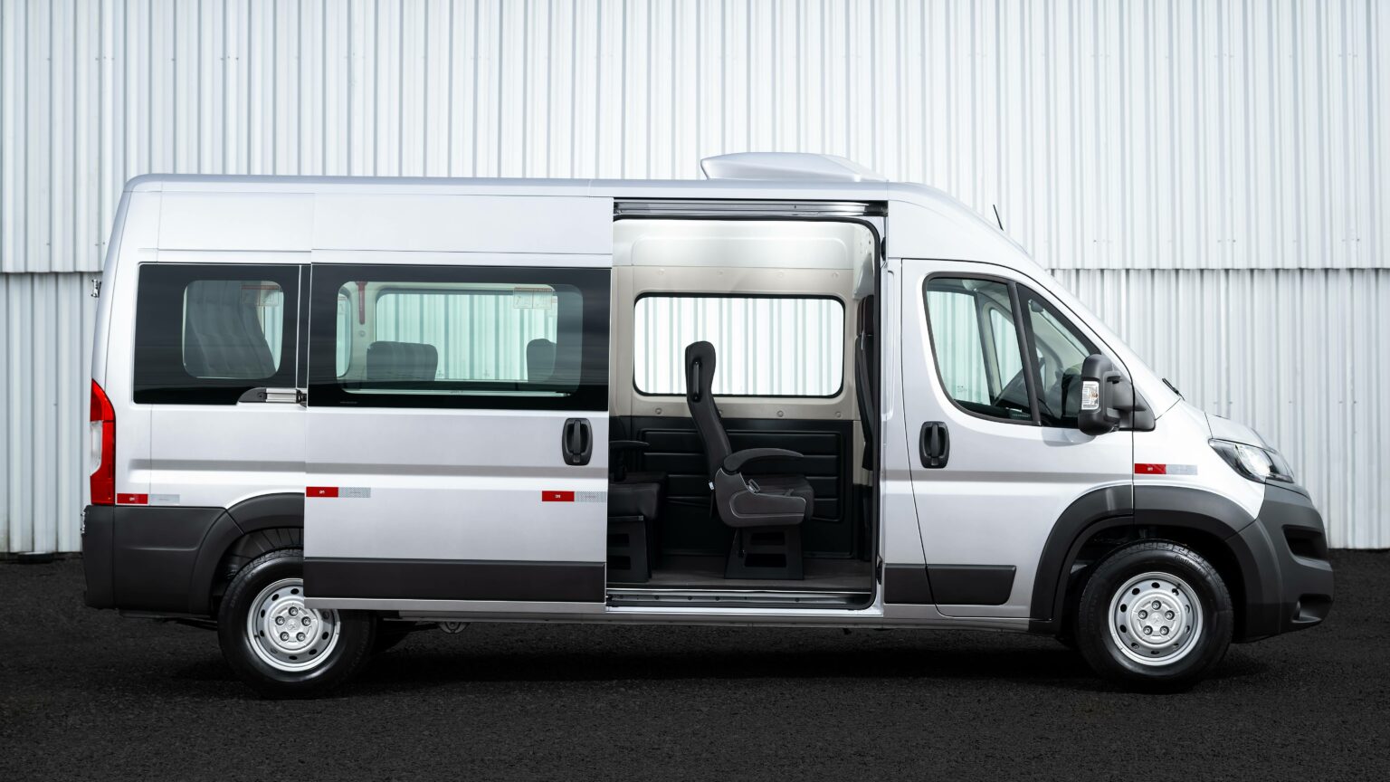 Peugeot lança novo Boxer Minibus; veja preços - Estradão
