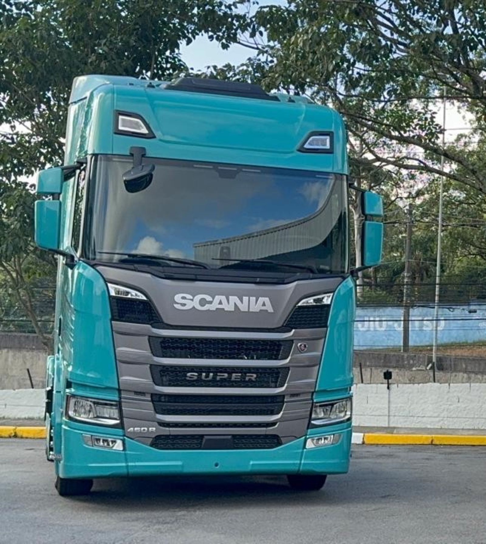 Caminhões 6x2: Scania 460 R Super e Volvo FH 460, veja o que eles entregam - Estradão